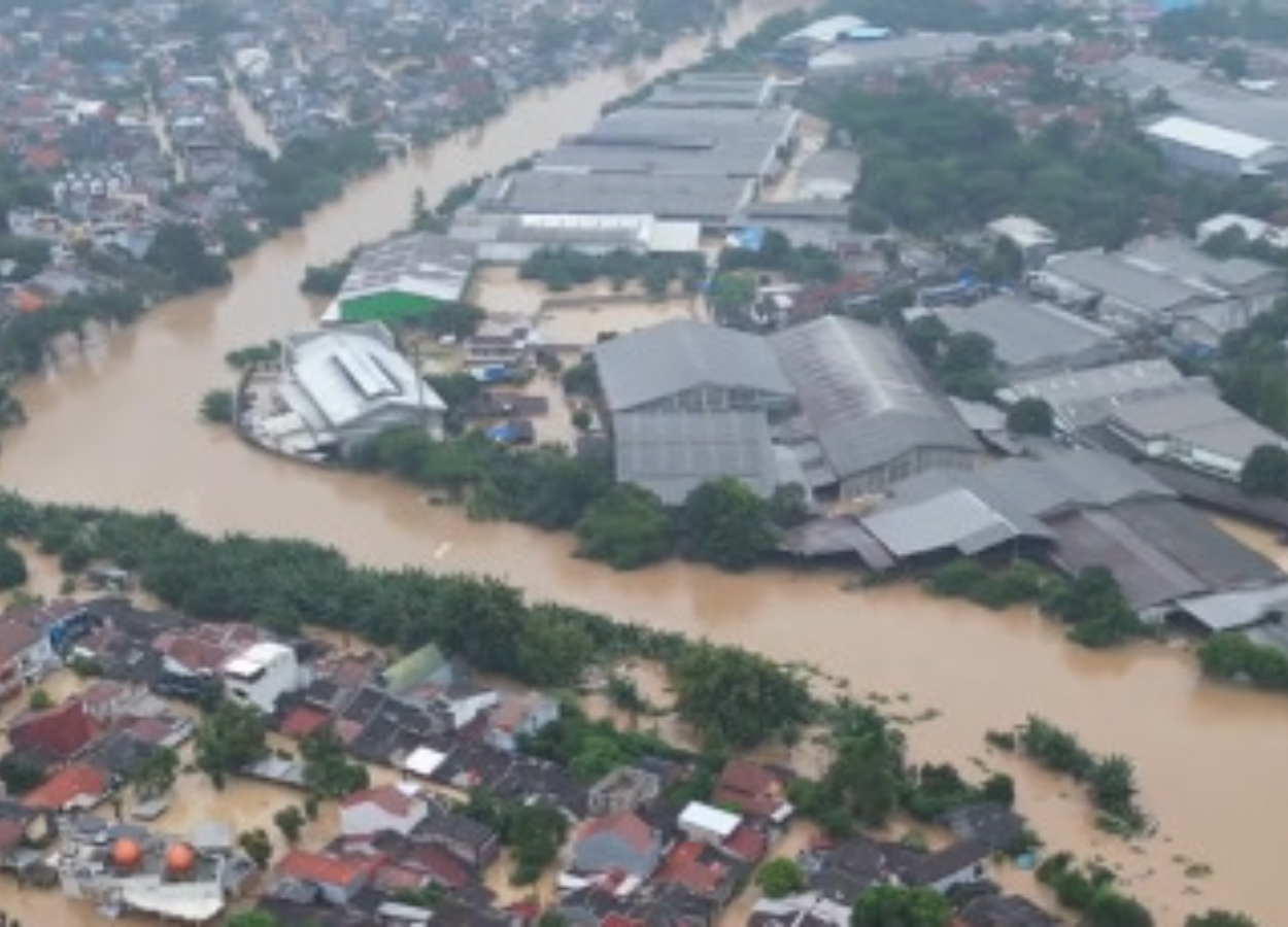 Banjir Besar Terjang Villa Nusa Indah! Jembatan Putus, Warga Terjebak ...