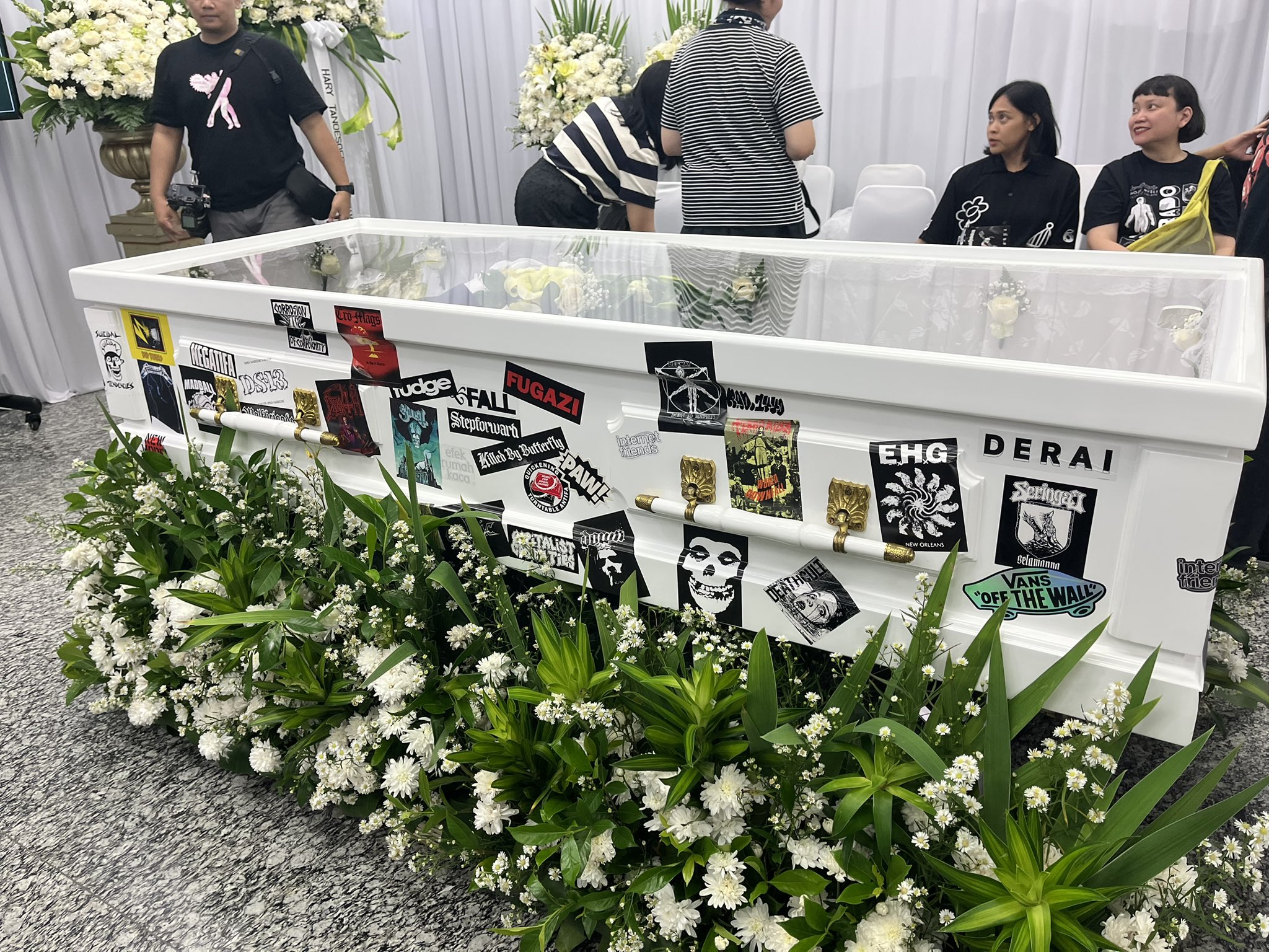 Bikin Merinding! Peti Mati Ricky Siahaan Dipenuhi Stiker Band, Netizen ...